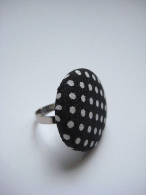 Sort ring med hvite prikker - Epla