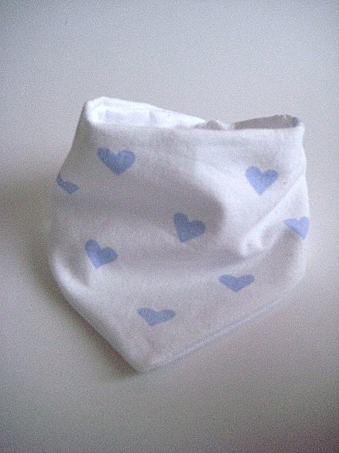 SALG! -30% Trekanttørkle med lyseblå hjerter - Epla