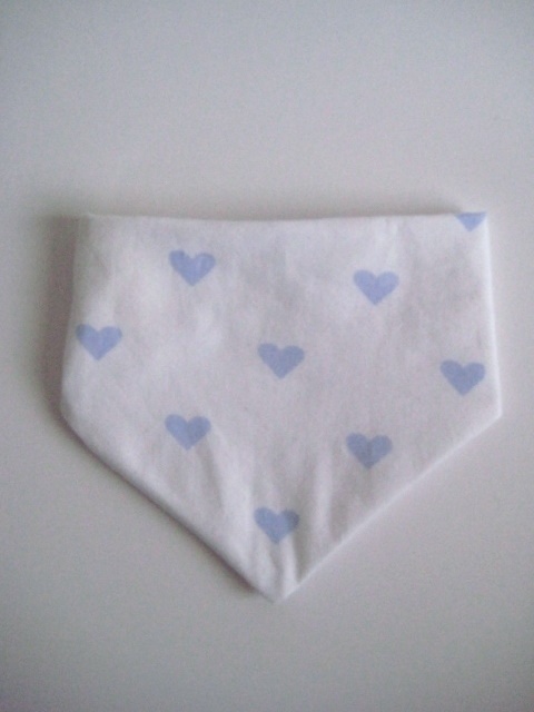 SALG! -30% Trekanttørkle med lyseblå hjerter - Epla