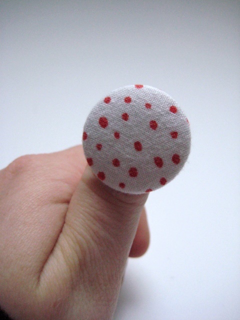 Hvit ring med røde prikker - Epla