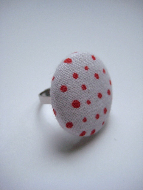 Hvit ring med røde prikker - Epla