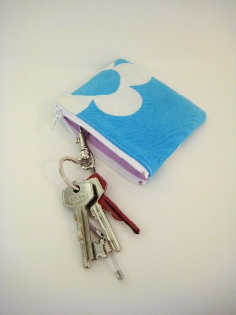 SALG! -40% Nøkkelpung - turkis med hvite blomster - Epla