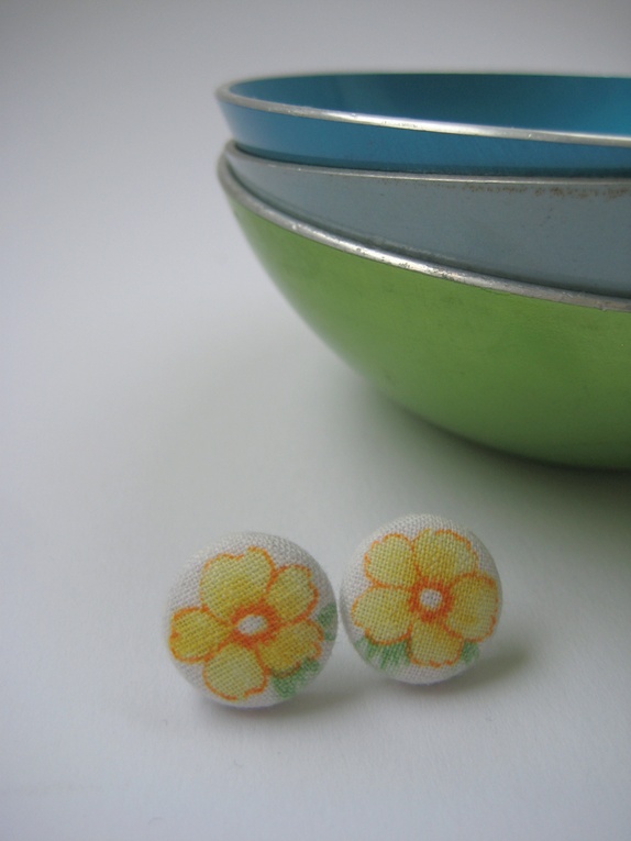 Hvite øredobber med gul blomst- medium størrelse - Epla