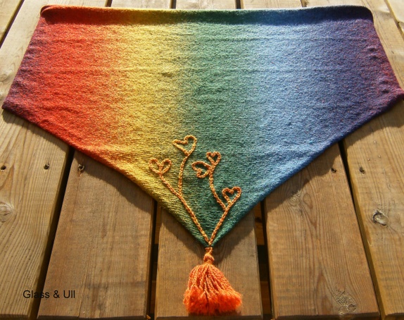 Stort regnbuesjal med hjertepynt - Epla