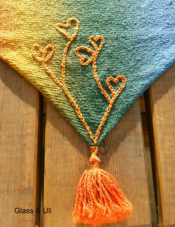 Stort regnbuesjal med hjertepynt - Epla