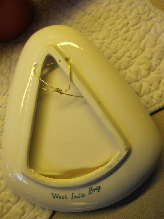 Lite fat med håndmalt seilskute i relieff - Epla