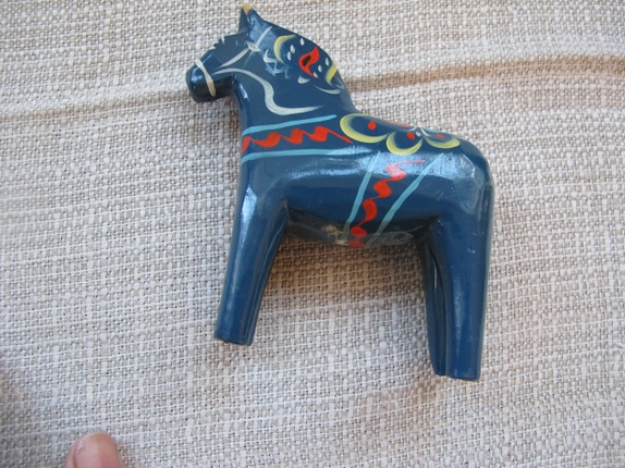 Liten, rosemalt hest. - Epla