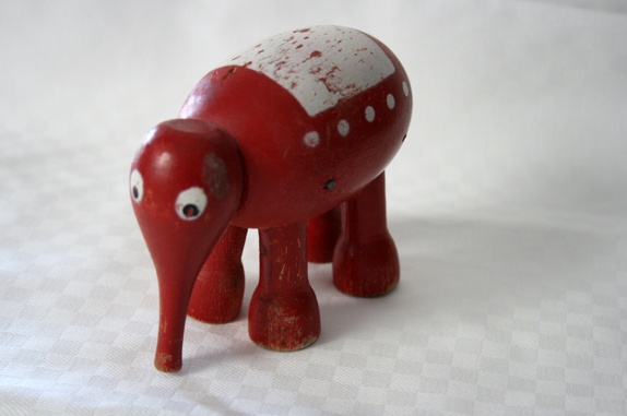 Gammel leke i tre - en slags elefant - Epla