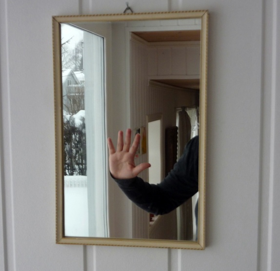 Gammelt speil med hvit ramme med litt gull - Epla