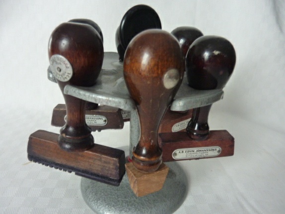 Gammelt stempelstativ med diverse stempler - Epla