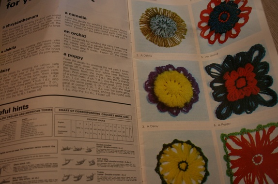 Retro "blomster-vev" med oppskrifthefte, i originalesken + "perlegarn" (se bilde) - Epla