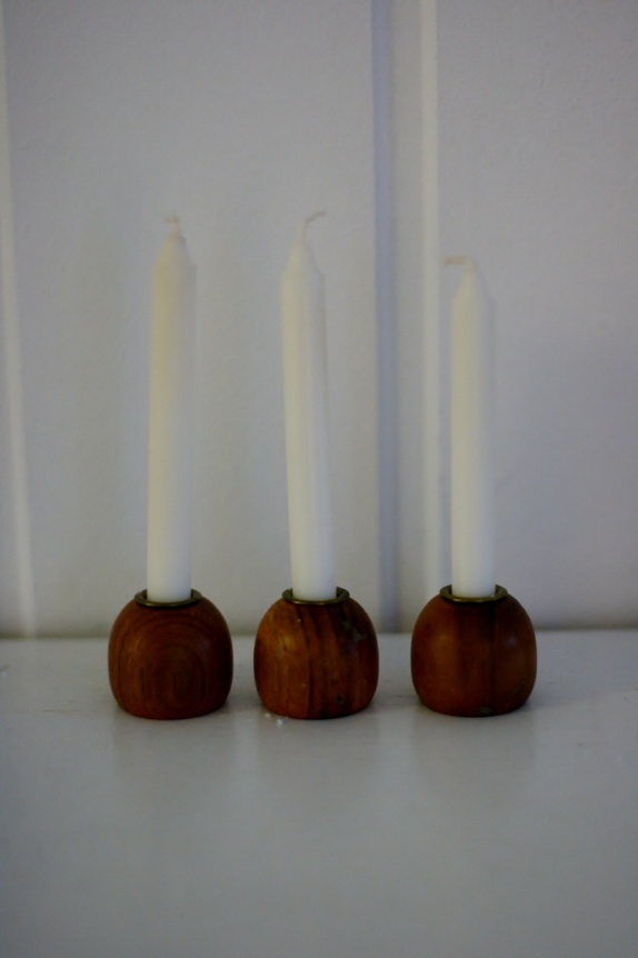 JANUARSALG! SATT NED 50% 3 stk små teak lysestaker - Epla