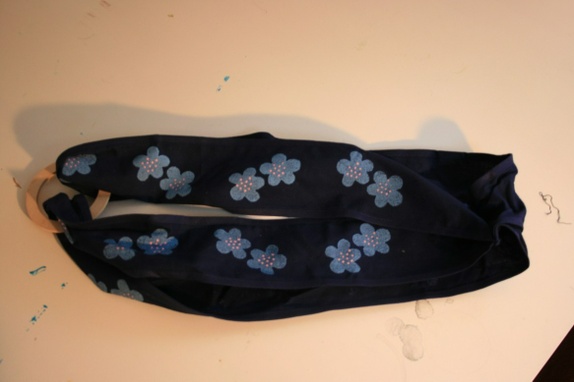 Brettholder (bånd) i blått med blomster og trespenne - Epla