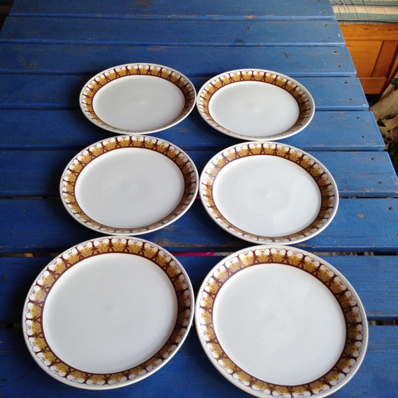 Seks asjetter - "Lilje" av Rolf Frøyland for Figgjo. - Epla