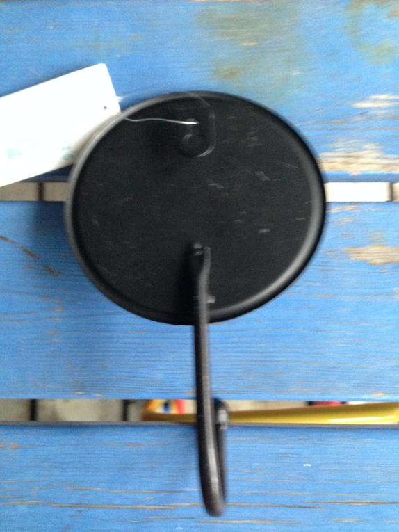 Sort, ubrukt knagg med nostalgisk bilde. - Epla