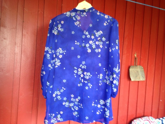 Vintage, blå, blomstret bluse. - Epla