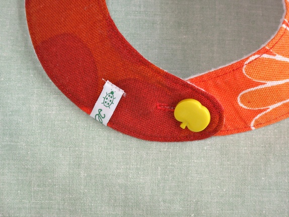 Smekke- "Mariannes rødeblomster med gul epleknapp" - Epla