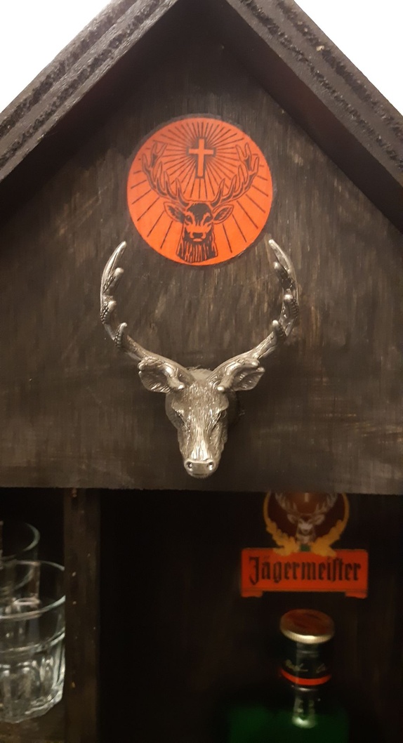 Jægermeister husbar med hjortehode i metall. - Epla