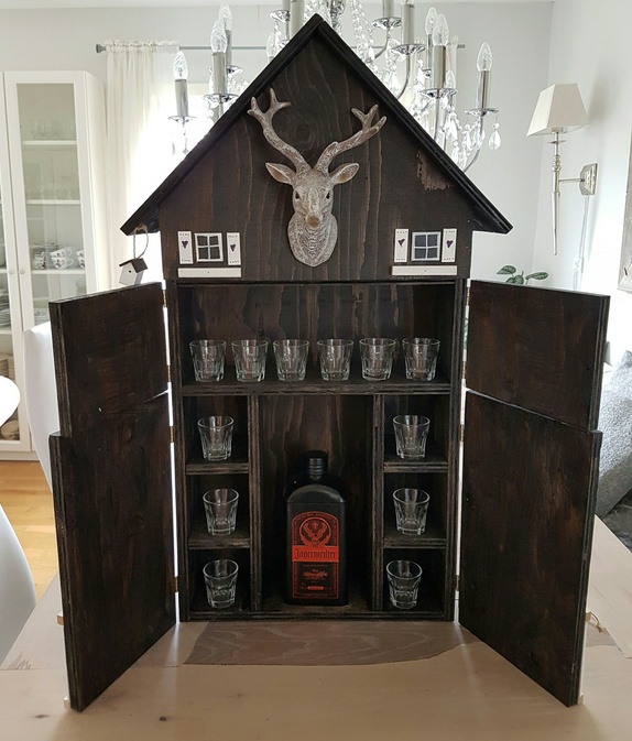 Jægermeister Barskap med hjortehode. - Epla