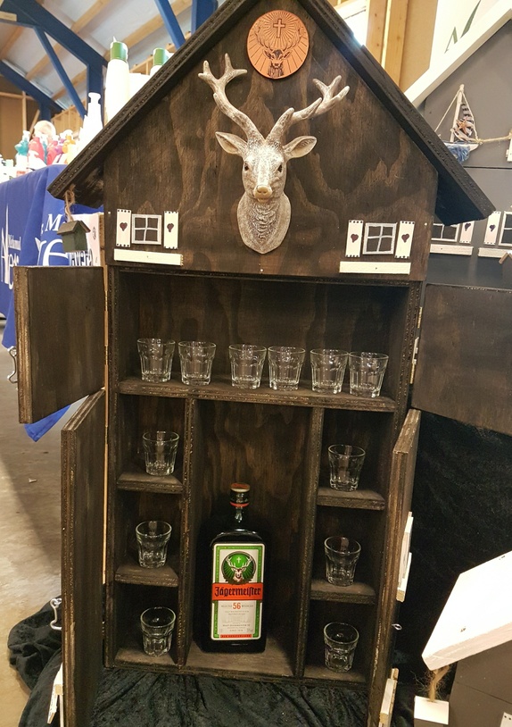 Jægermeister Barskap med hjortehode. - Epla