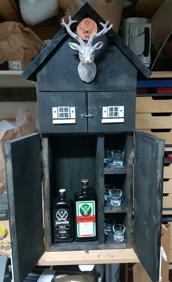 Jægermeister Barskap med hjortehode. - Epla