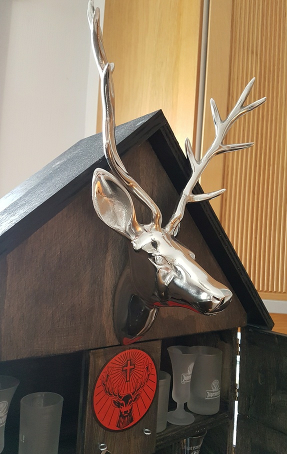 Jægermeister Barskap med hjortehode. - Epla