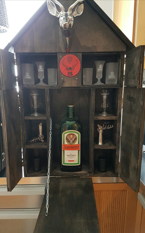 Jægermeister Barskap med hjortehode. - Epla