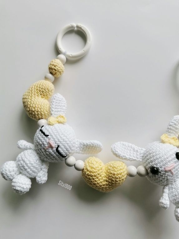 Vognpynt - kaniner m/ gule hjerter - Epla