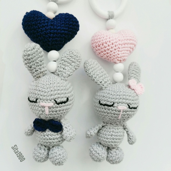 En ny venn - kanin med rosa hjerte - Epla