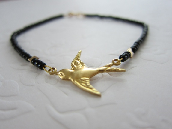 Enkelt armbånd i sort og 14 karat gull, med svale... - Epla