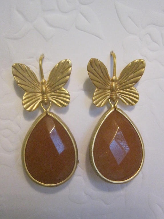 Øredobber med fersken glassdråpe og sommerfugl - Epla