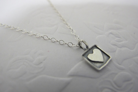 SALG!Tynt kjede med et bittelite hjerte i 925 sølv... - Epla