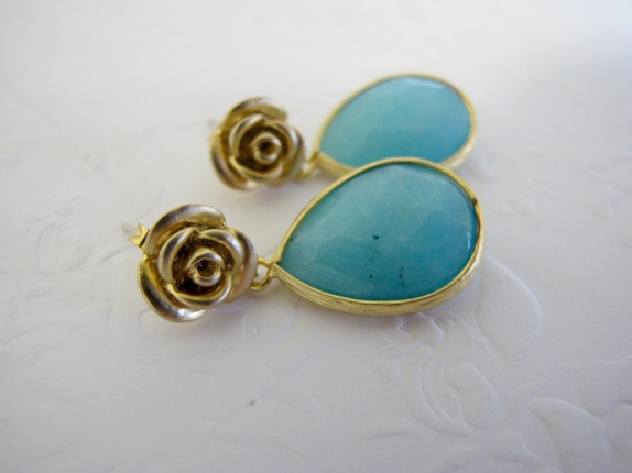 Øredobber med turkise glasstener og roser - Epla