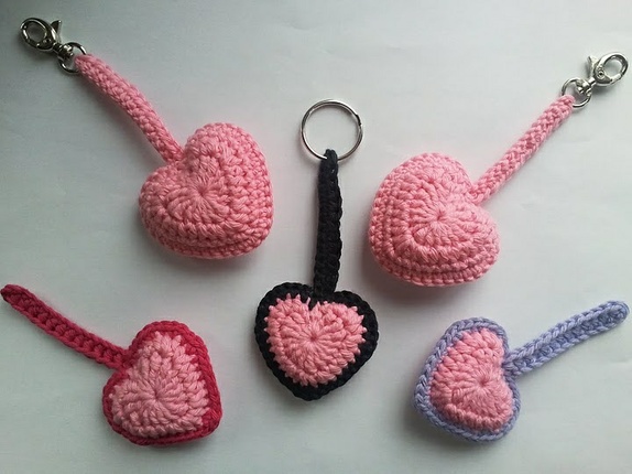 Heklet nøkkelring i blått og hvitt FRI FRAKT! - Epla