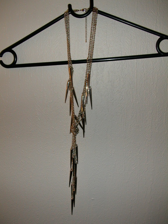 SALG -30% Langt smykke med nagler, sølvfarget - Epla