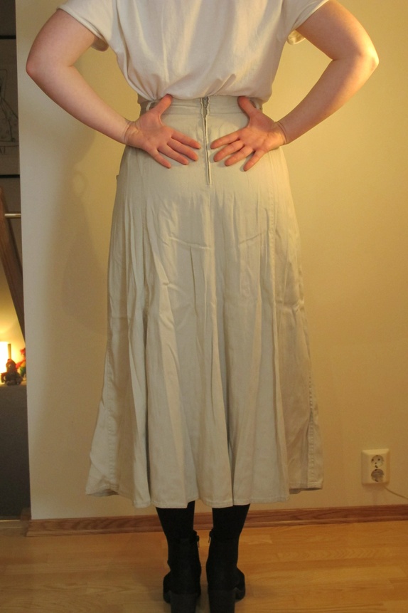 Lyst klassisk sommerskjørt str 40 - Epla