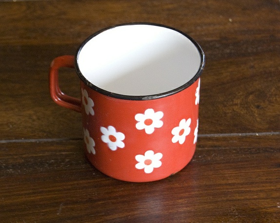 Kjempesøt retro/vintage kopp/krus i emalje, blomstrete rød. - Epla
