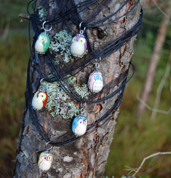 Uglesmykke av porselen - brun - Epla