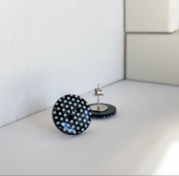 Prikkete øredobber #sort - Epla