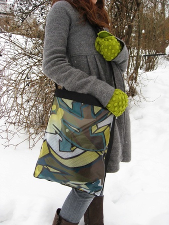 Liten skulderveske med graffitiprint - Epla