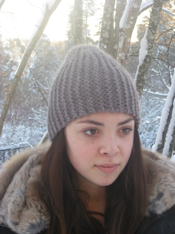 Brunbeige strikkelue i myk ull - Epla