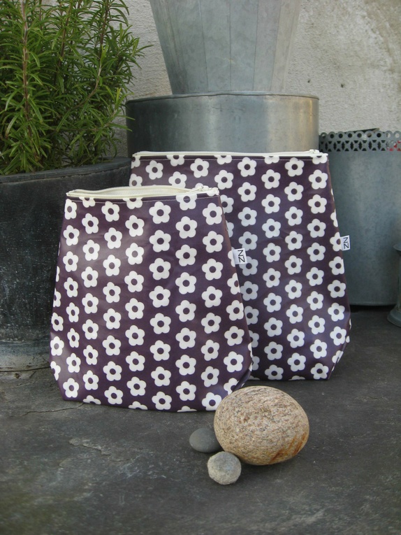 Toalettmappe, lilla med hvite blomster - Epla