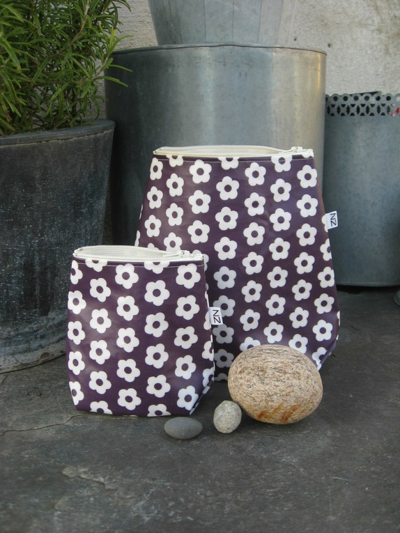 Liten pung i lilla med hvite blomstetr - Epla