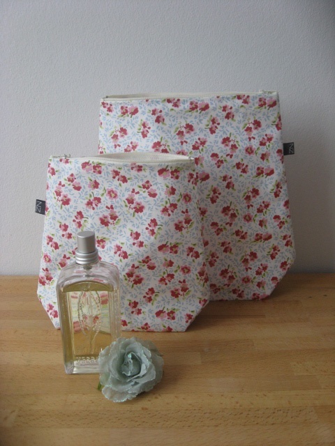 Hvit toalettmappe med blomster - Epla