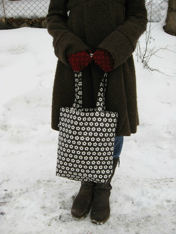 Lite brunt handlenett med blomster - Epla