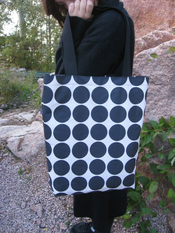 Stort beige handlenett med store sorte prikker - Epla