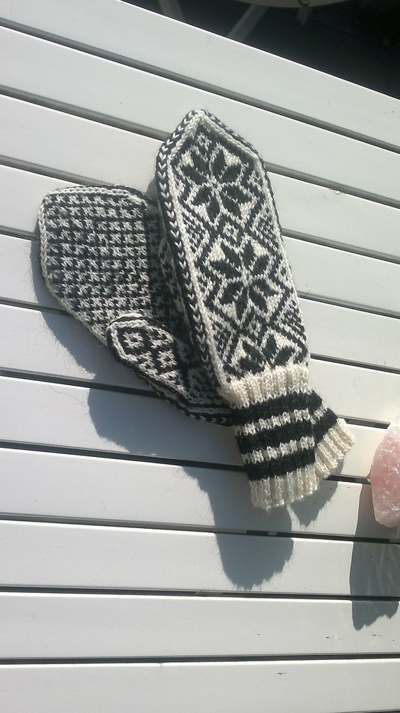 Selbustrikk votter - Epla