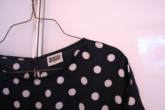 Prikkete kjole fra Weekday - Epla