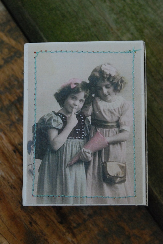 Nostalgisk fyrstikkeske med maskinbroderi - reservert Therese - Epla