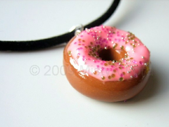Yummy Donut with Pink Glazing and Sprinkles Necklace Halssmykke - Epla